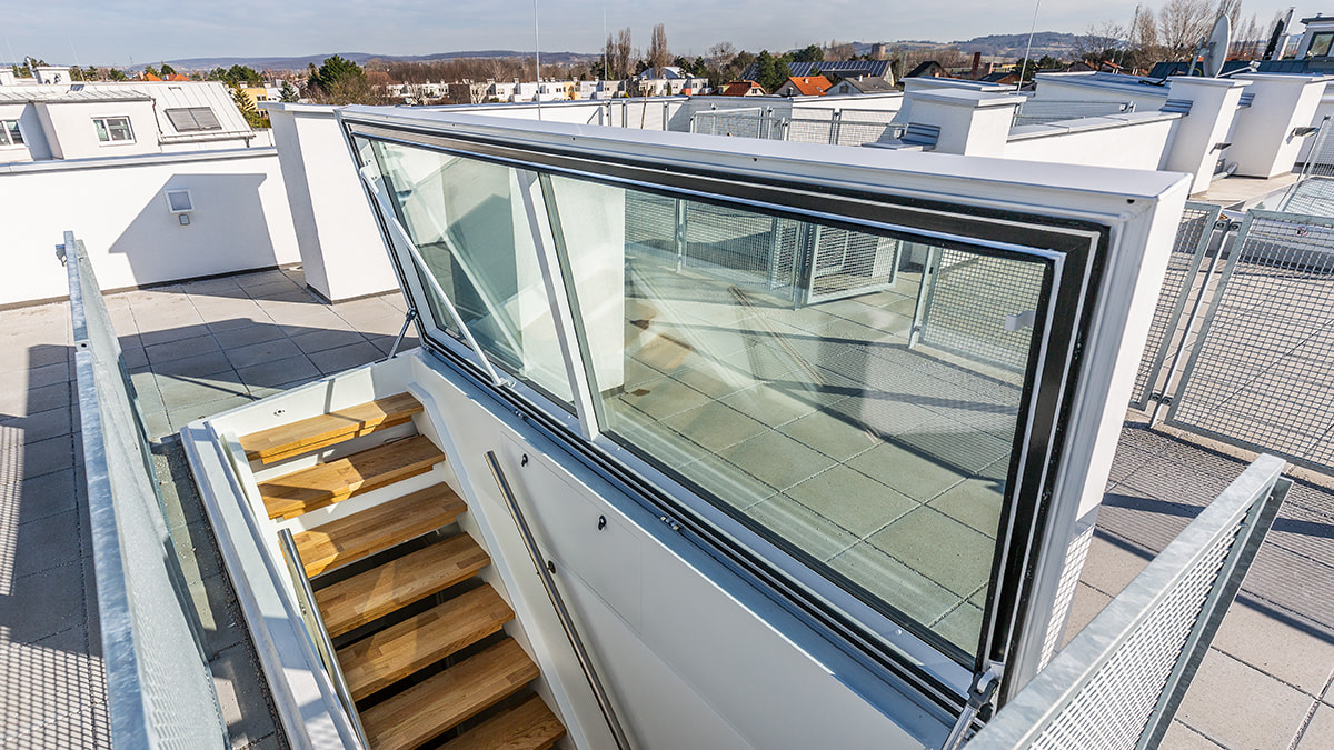 Flachdach Fenster F100 und Flachdach Ausstieg Komfort Swing auf Wohnhaus | LAMILUX