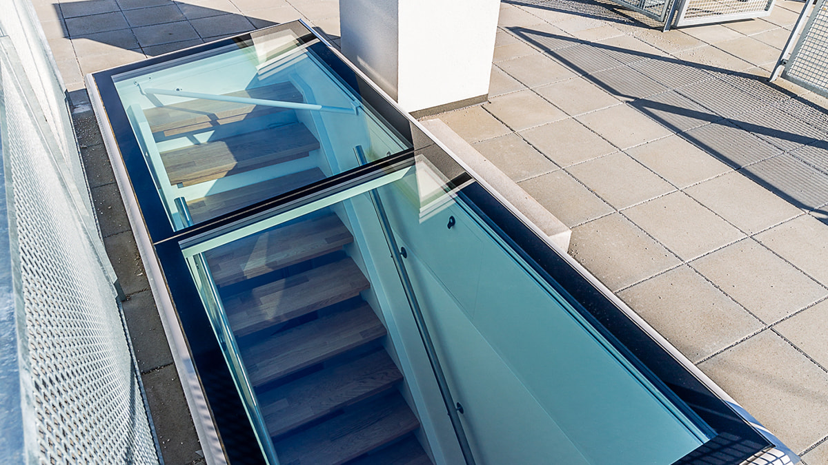 Flachdach Fenster F100 und Flachdach Ausstieg Komfort Swing auf Wohnhaus | LAMILUX